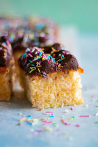 Vaniljkaka i långpanna med chokladfrosting – Camilla Hamid