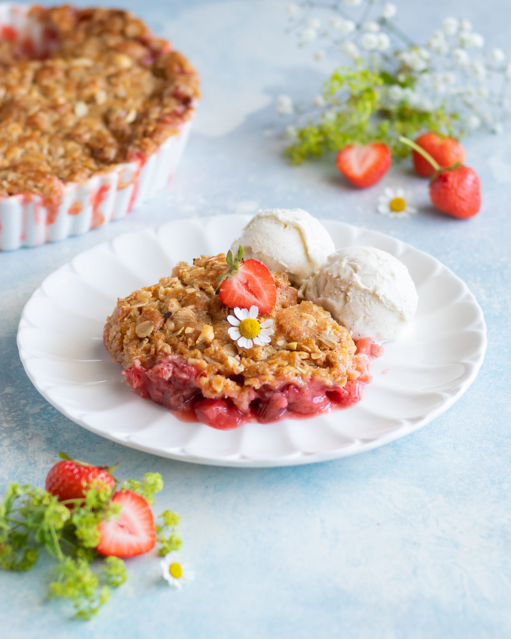 Knäckig smulpaj med rabarber och jordgubbar – Camilla Hamid