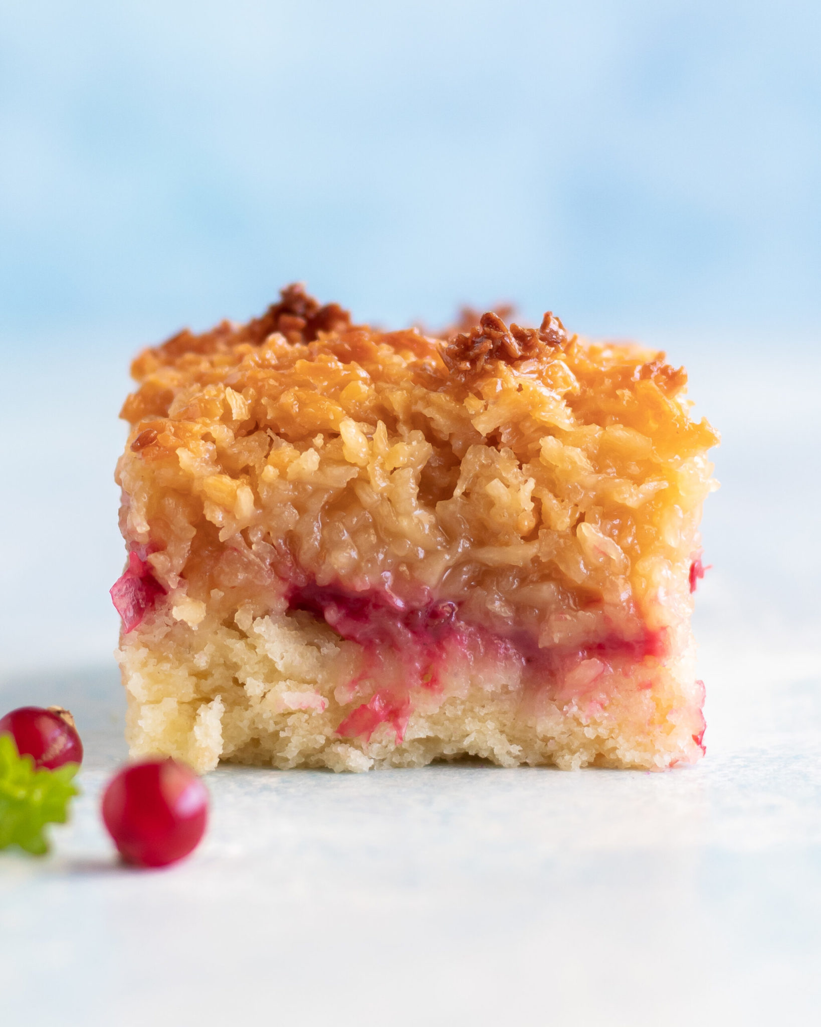 Rödvinbärskaka med kokostosca – Camilla Hamid