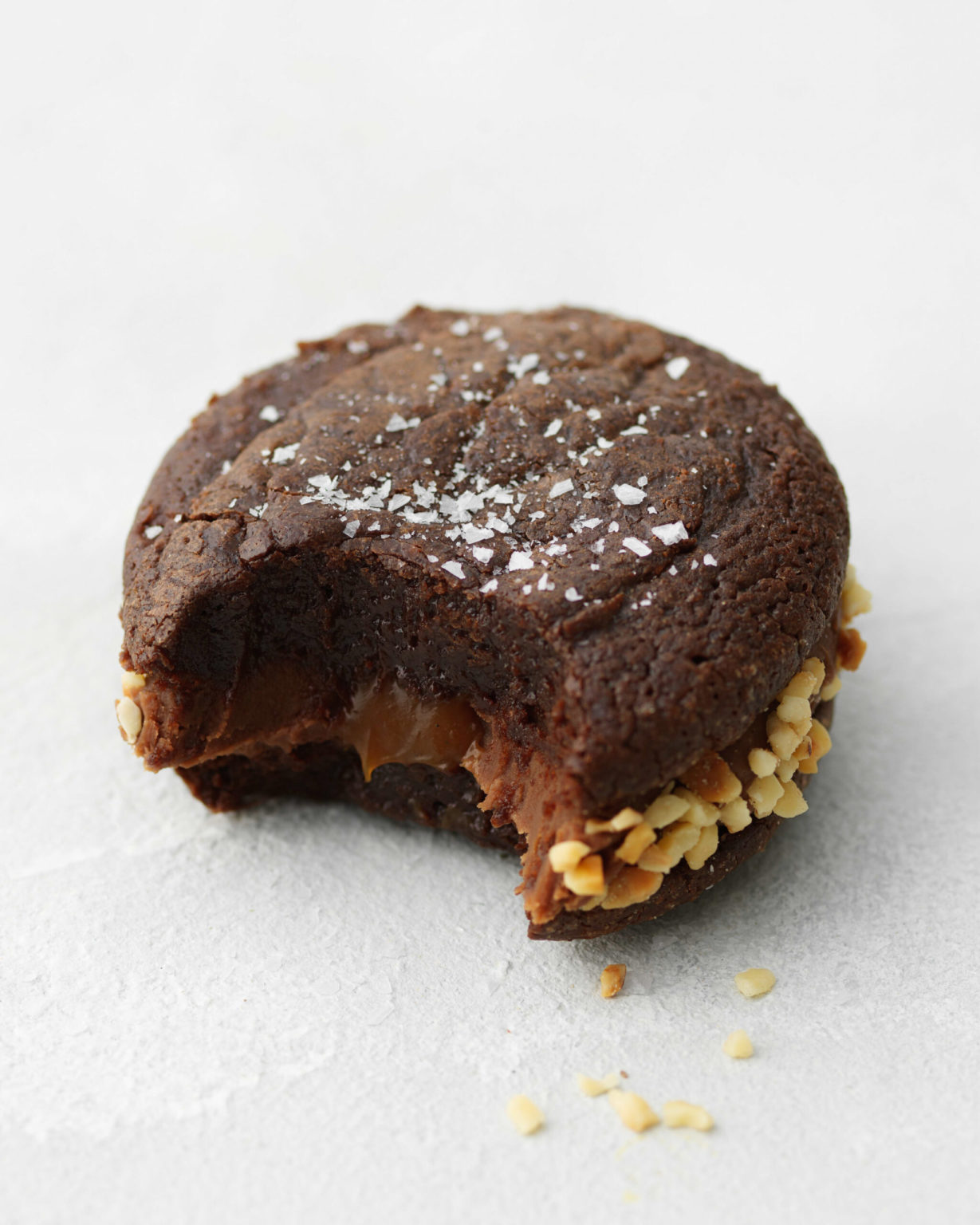 Dubbla kladdkakecookies med kola, mjölkchoklad & nötter – Camilla Hamid