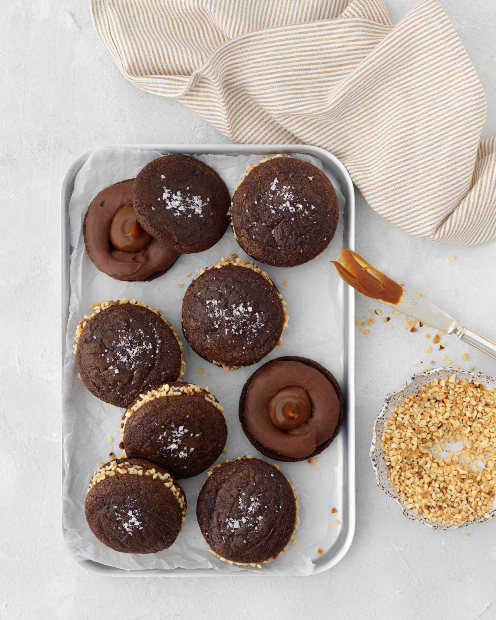 Dubbla kladdkakecookies med kola, mjölkchoklad & nötter – Camilla Hamid
