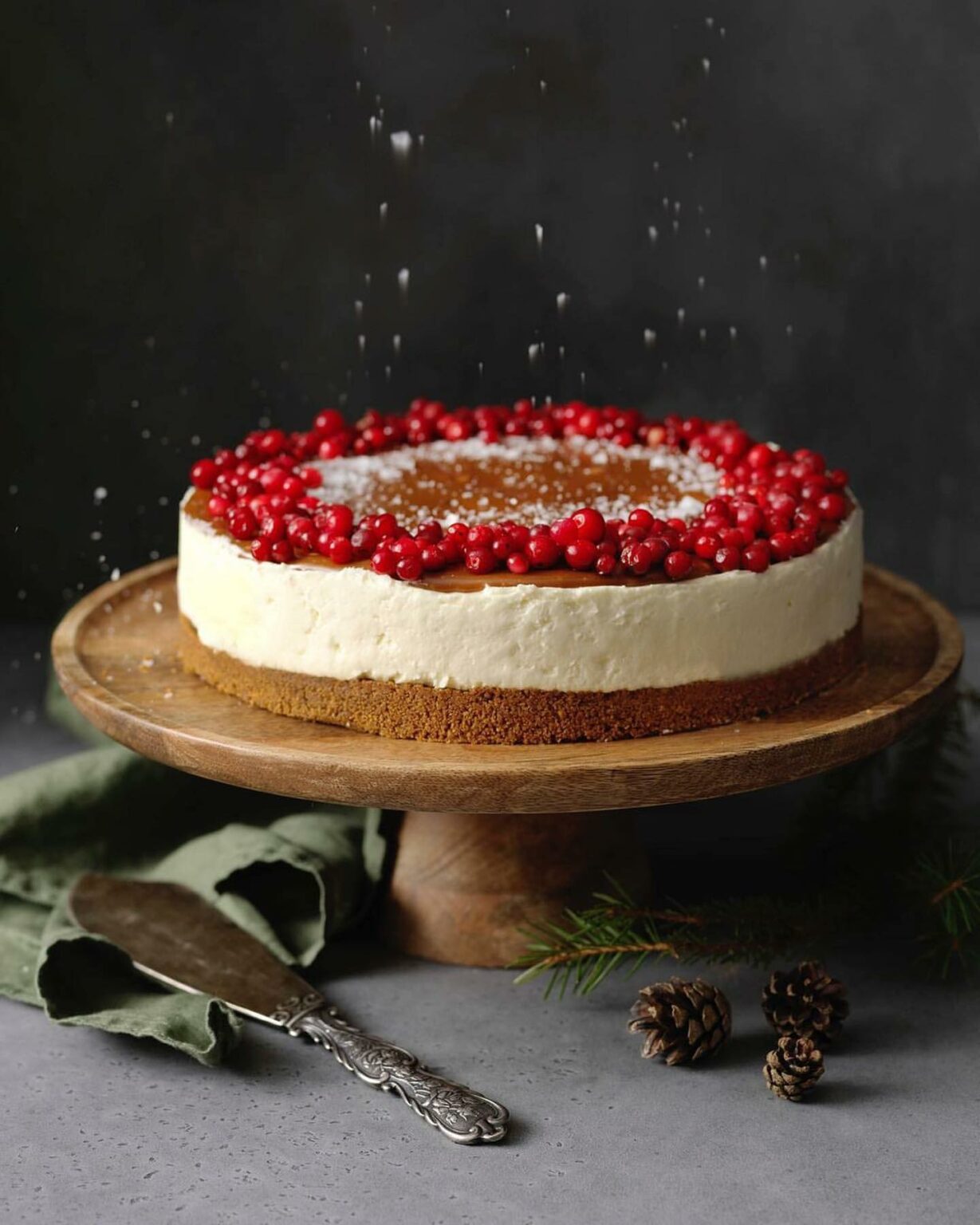 Pepparkakscheesecake med salt kola & lingon – Camilla Hamid