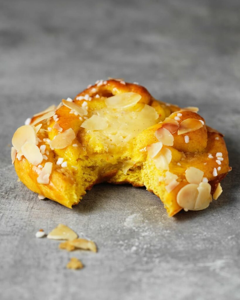 Saffransbullar med mandelmassa & vaniljkräm – Camilla Hamid