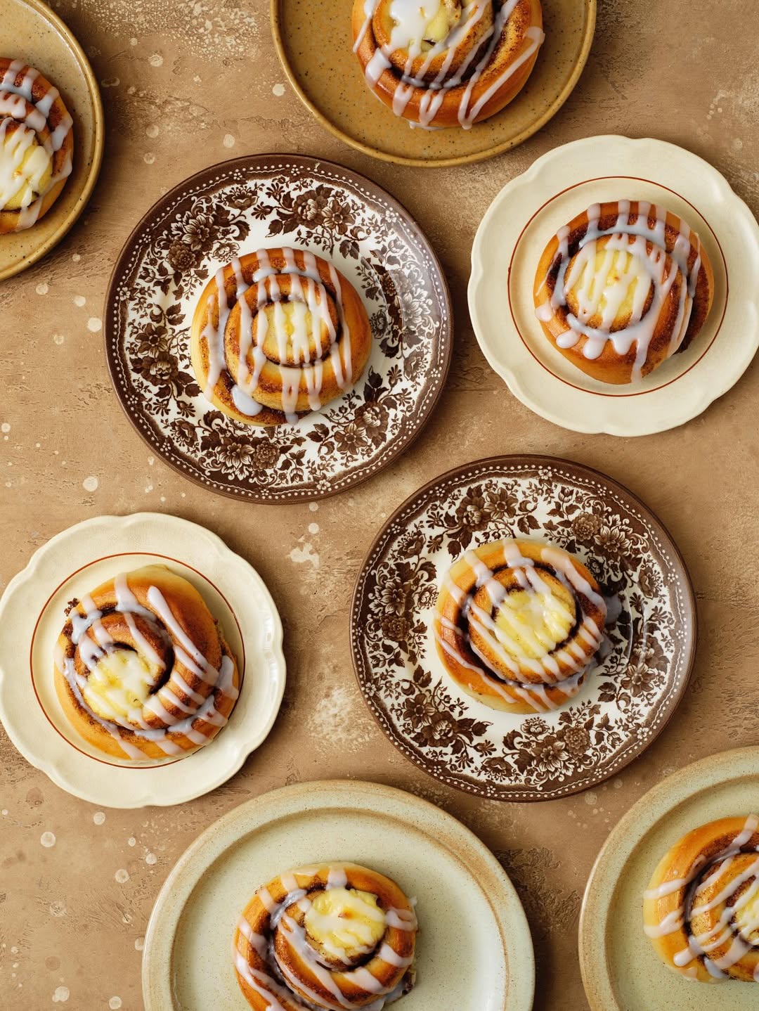 Lyxiga kanelbullar med vaniljkräm & glasyr – Camilla Hamid