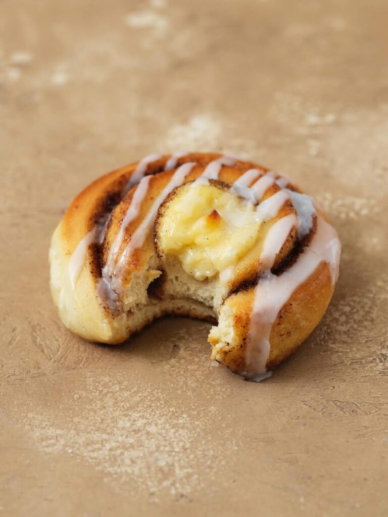 Lyxiga kanelbullar med vaniljkräm & glasyr – Camilla Hamid